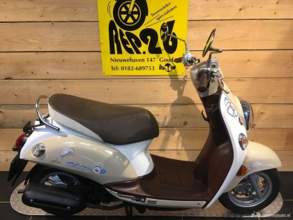 Kymco Sento, creme, bj 2011, 795 incl rijklaar