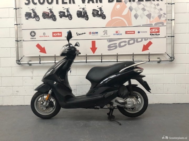 Piaggio Fly zwart
