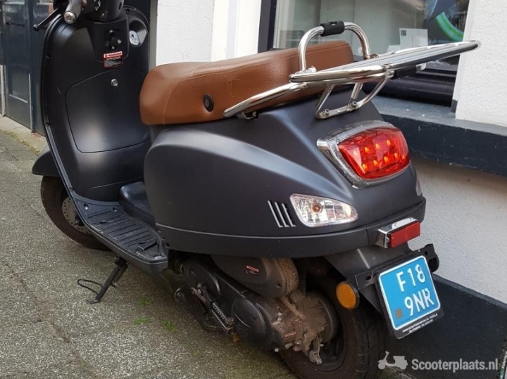 Retro scooter matzwart