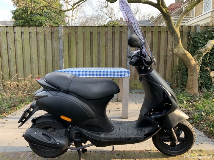 Piaggio Zip matzwart