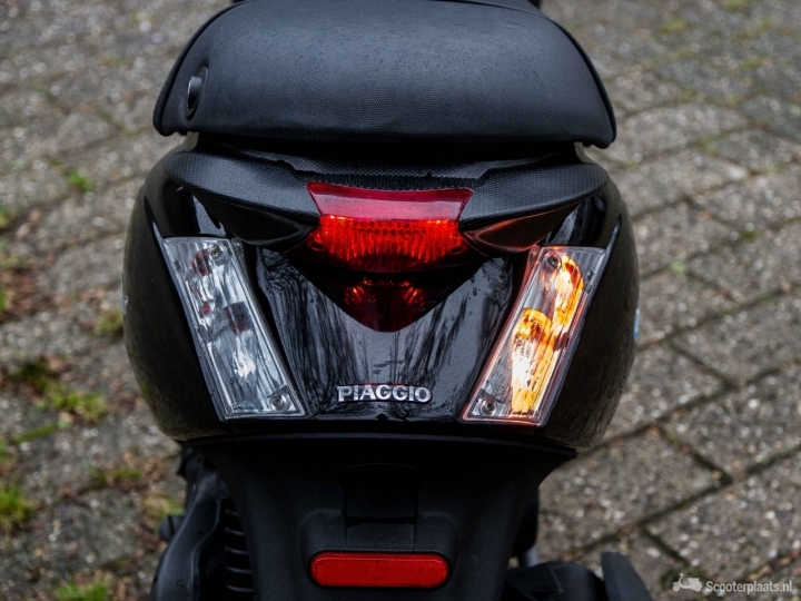 Piaggio Zip zwart
