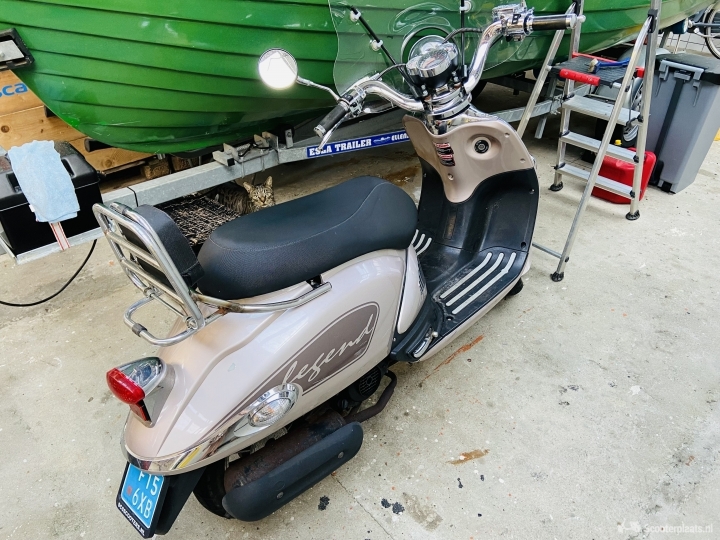 Retro scooter beige