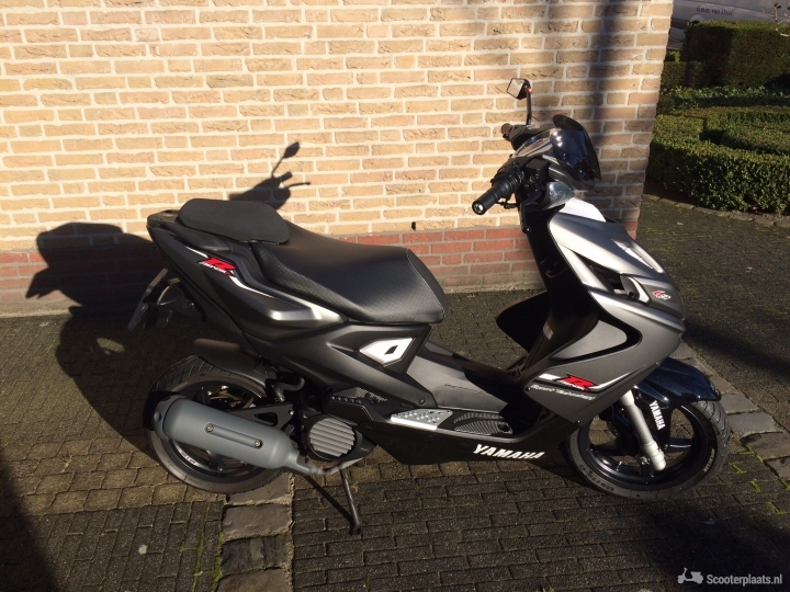 Yamaha Aerox R grijs